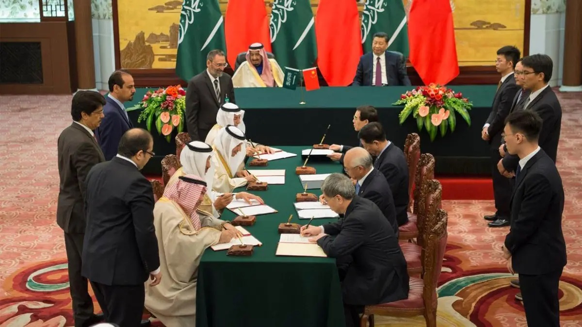 الصين والسعودية تسعيان للتخلي عن الدولار في التعاملات النفطية ما هي